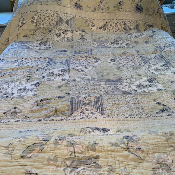 Armoire | Bedding | Vintage Cottage Design Armoire Quilt | Poshmark